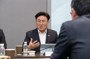 "SKT 위약금 면제, 내달 말 이후 결정 가능" - 이코노텔링(econotelling)